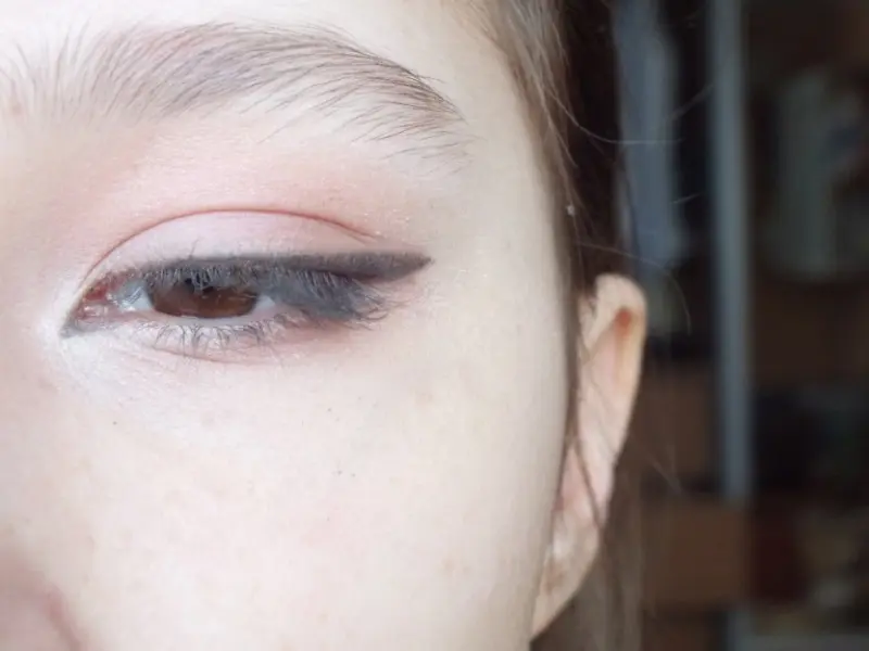 Delicate makeup in pink tones